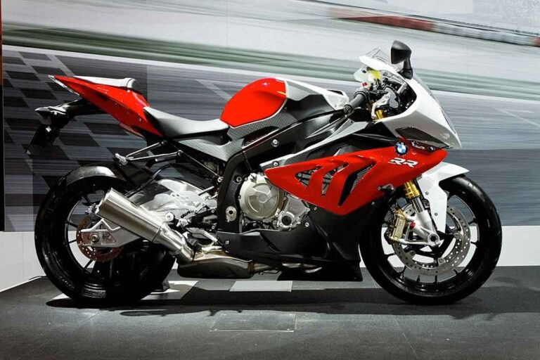 BMW S1000RR vs Yamaha R1: A Head-to-Head Comparison - moto in world